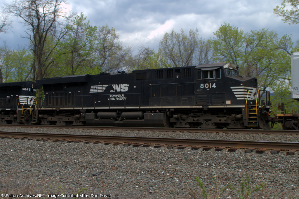 NS ES44AC 8014 trails on 21J